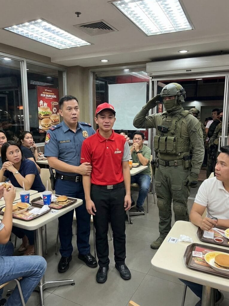 DINAKIP NG BASTOS NA PULIS ANG ORDINARYONG CREW SA FASTFOOD, BIGLANG ...