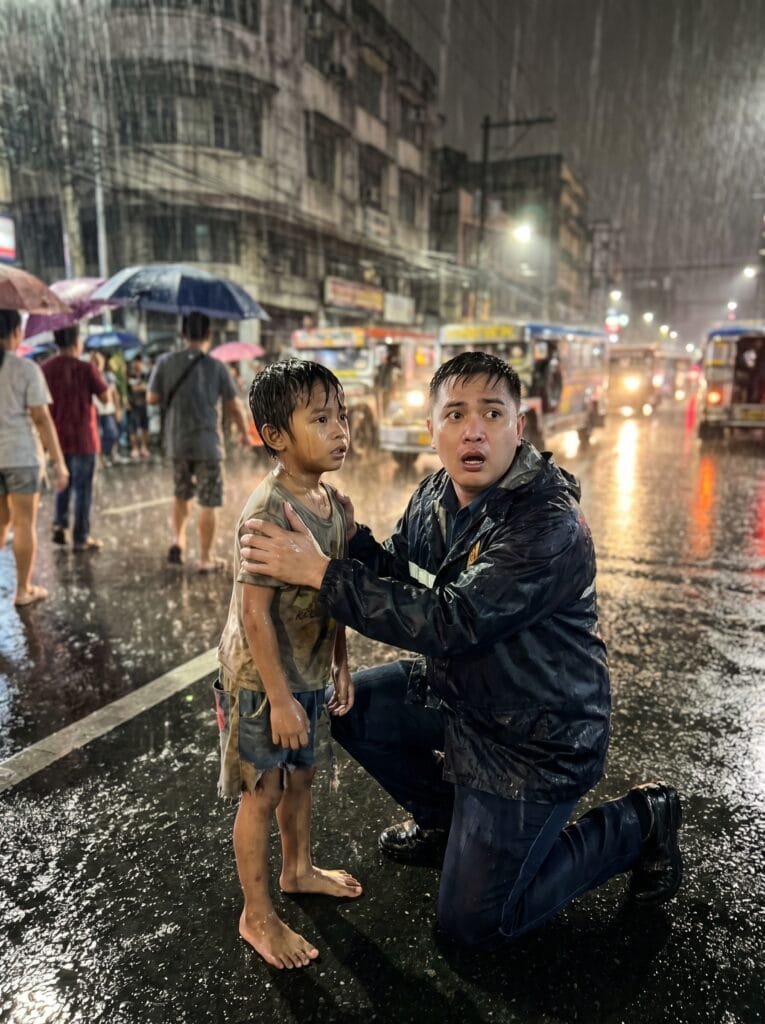 NAGLALAKAD SA ULAN NANG WALA PANG SAPLOT ANG BATANG ITO — NANG ITANONG ...